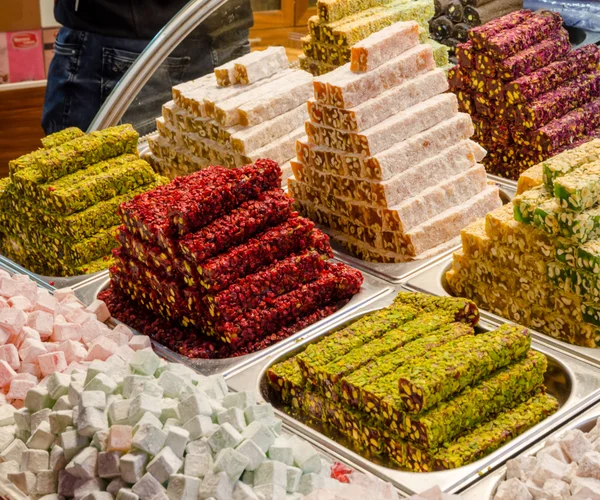 Traditionella turkiska läckerheter söta på Grand Bazaar i Istanbul