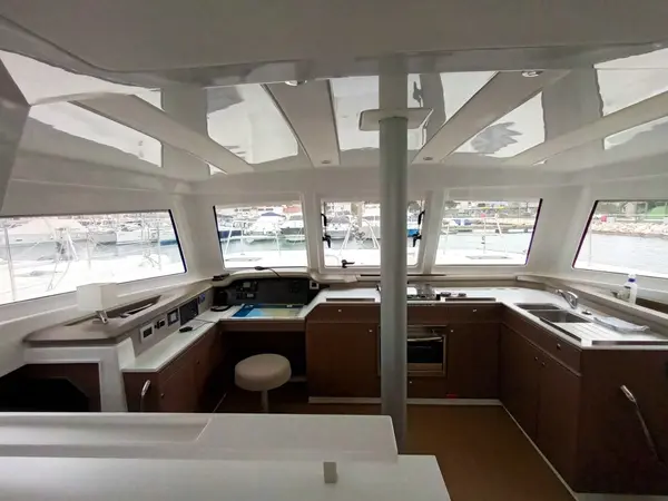 Skúmanie nádherných vôd: Bali Catspace Model Boat | Yachting.com