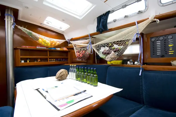 Tips for a tidy boat: how to keep things orderly?