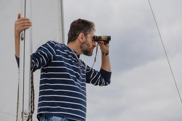 Methods for measuring distance by eye when at sea