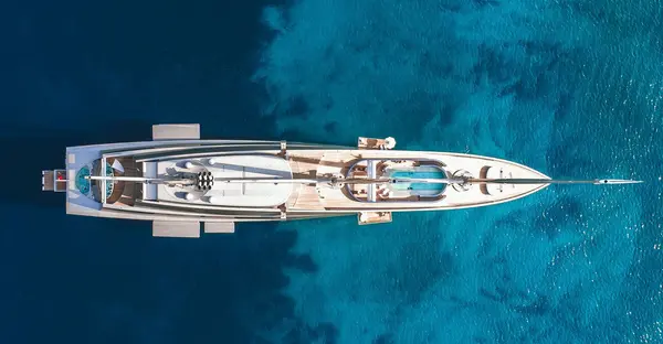 Plachetnica A: Zázrak techniky a luxusu