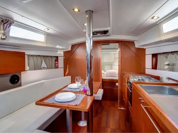 Explore el Oceanis 35: Alquile el yate de sus sueños en línea ...