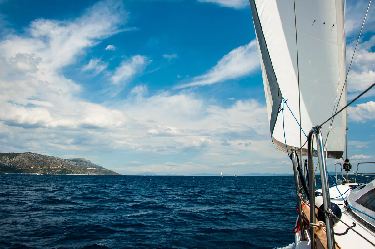 Aké vetry stretnete na Jadrane: všetko, čo musí každý jachtár vedieť