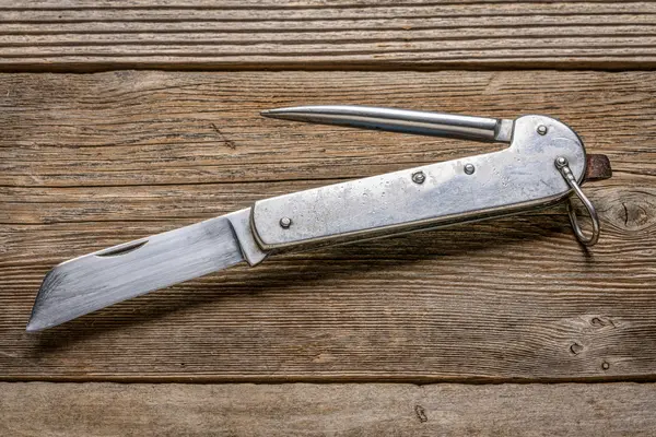 Couteaux de marin : Outils essentiels pour les passionnés de nautisme