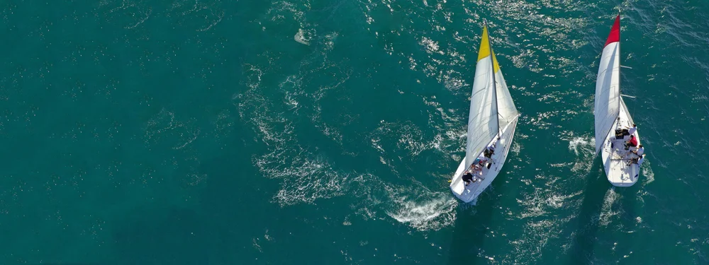 Course de voiliers : Sensations fortes, tactiques et triomphes