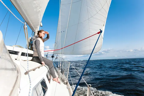 Methods for measuring distance by eye when at sea