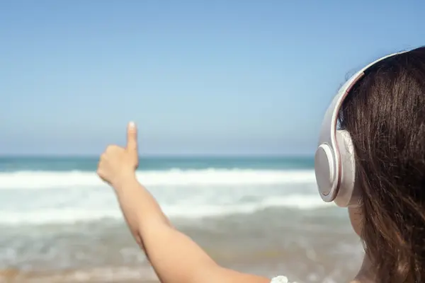 Methods for measuring distance by eye when at sea