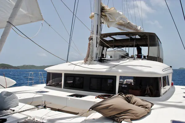 Catamaran sailing for beginners: practical tips