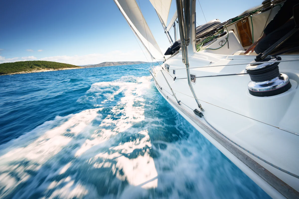 Master luffing in sailing - Essential sailor guide