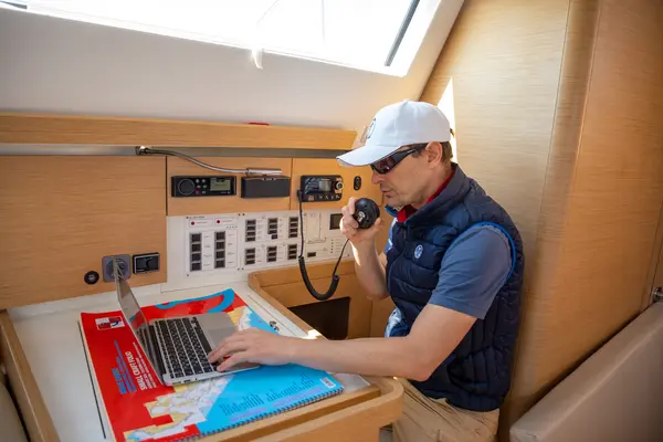 Tips for a tidy boat: how to keep things orderly?