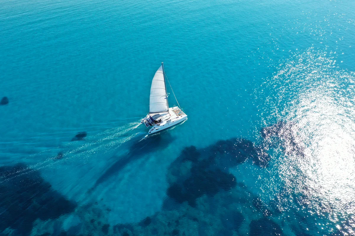 Sailing Heavy Weather: Yacht vs. Catamaran - Expert Guide