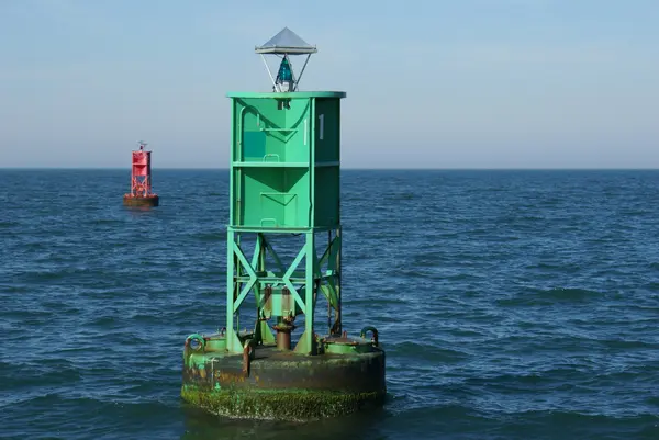 Nauwkeurig navigeren: Gids voor kanaalmarkeringen en boeien
