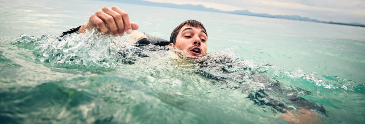 Hvordan redde en person over bord