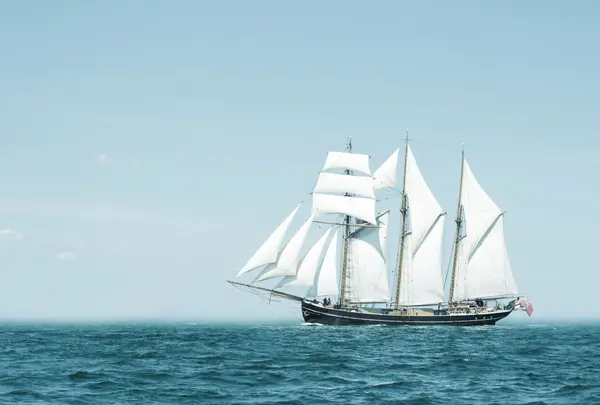 Unveiling ship mast secrets: All about masts in sailing